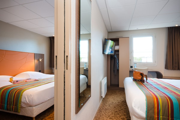 Escrivaninha, cortinas blackout, quartos à prova de som