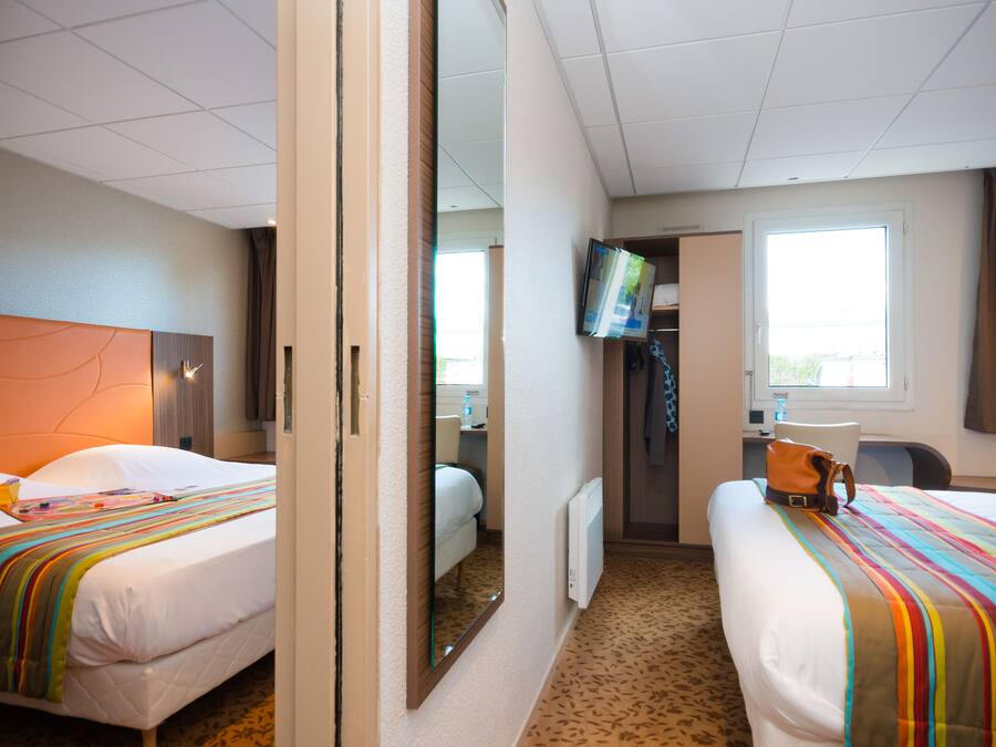 Escrivaninha, cortinas blackout, quartos à prova de som