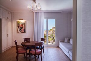 Suite, 2 quartos | Roupa de alta qualidade, minibar, cofre com capacidade para portátil 