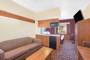 Suíte, 1 cama Queen | Escrivaninha, ferros/tábuas de passar roupa, Wi-Fi de cortesia