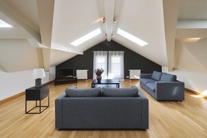 Suite, 1 quarto (Exceptional) | Sala de estar | TV plasma 