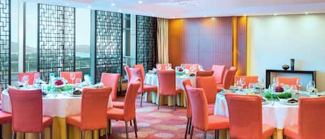 3 restaurantes, pequenos-almoços servidos