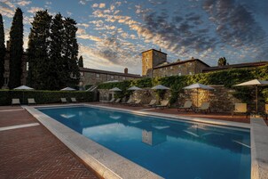 2 piscinas externas, guarda-sóis, espreguiçadeiras