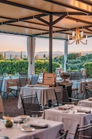 2 restaurantes, com serviço de café da manhã e almoço; culinária local