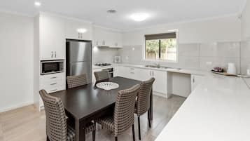 Villa, 3 quartos | Cozinha privada | Um frigorífico, um micro-ondas, uma placa de cozinha