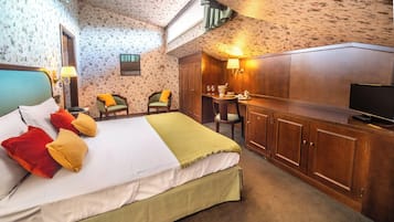 Quarto casal básico (Mansardata) | 1 quarto, frigobar, cofres nos quartos, escrivaninha