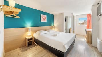 Standard Queen Non Smoking | Escrivaninha, ferros/tábuas de passar roupa, berços grátis