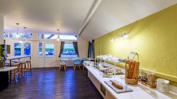 Café da manhã com buffet todos os dias (EUR 11.90 por pessoa)