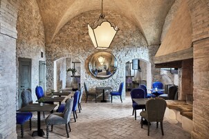 2 restaurantes, pequenos-almoços servidos, cozinha internacional 