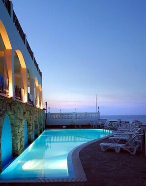 Piscina interior, piscina exterior, espreguiçadeiras 