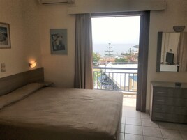 Quarto Standard | Cofre no quarto, ferro/tábua de engomar, berços/camas para crianças 