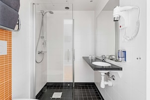 Quarto Económico, 1 cama de casal, não fumadores | Casa de banho | Um polibã, um secador de cabelo, toalhas fornecidas