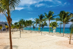 Praia particular, areia branca, espreguiçadeiras, toalhas de praia