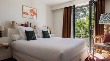 Quarto premium, sacada | 1 quarto, roupas de cama premium, frigobar, cofres nos quartos