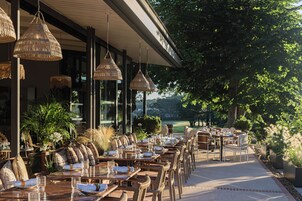 Café da manhã, almoço e jantar; culinária local, vistas para o jardim 