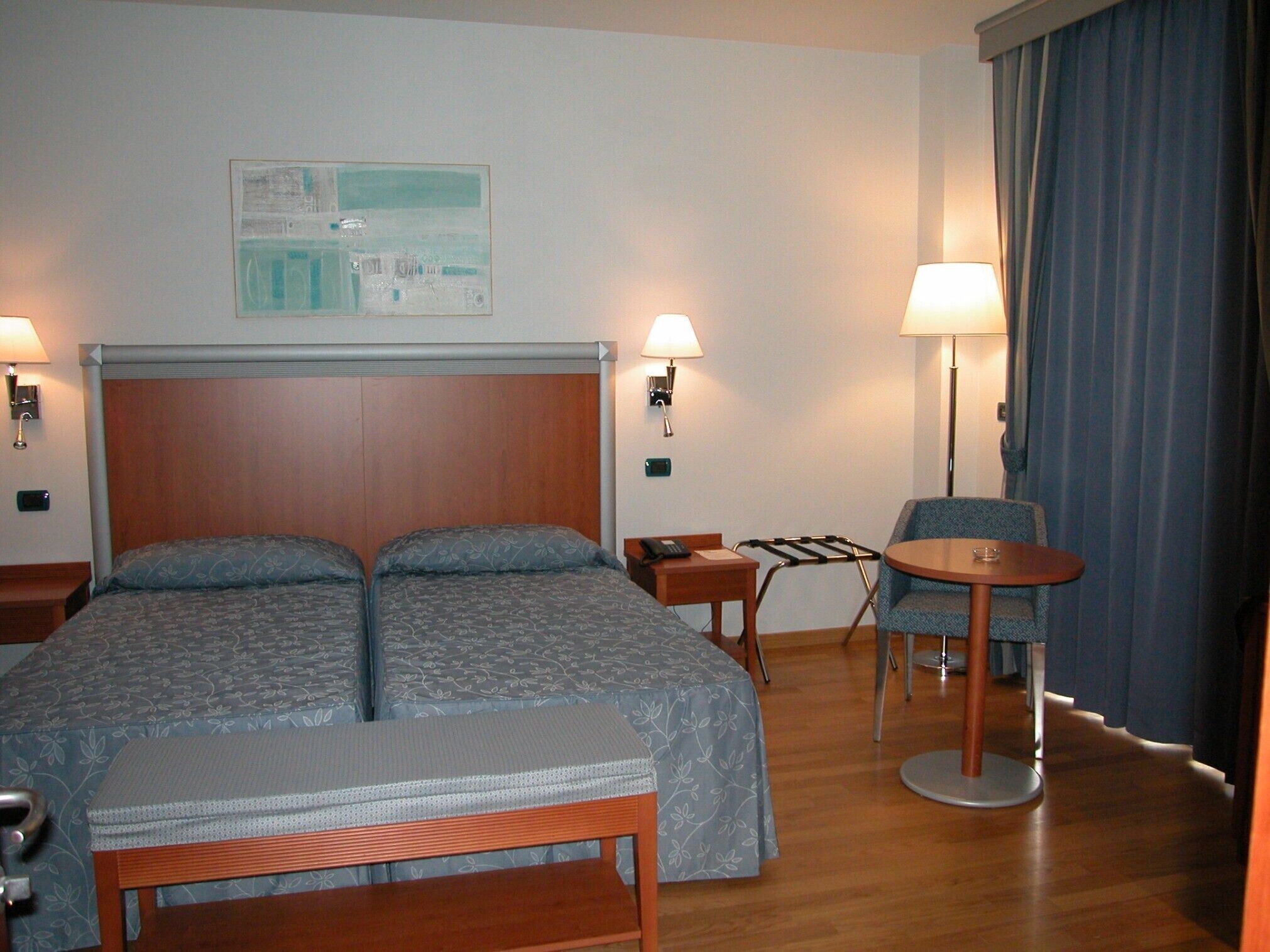 Minibar, cofre no quarto, secretária 