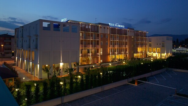 Um hotel com design moderno, destacando uma placa grande com a inscrição 'West Florence'.