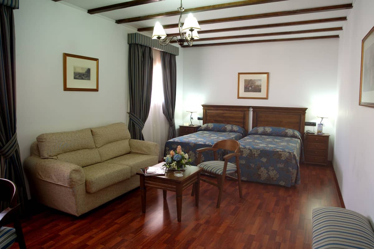 Cofres nos quartos, escrivaninha, cortinas blackout