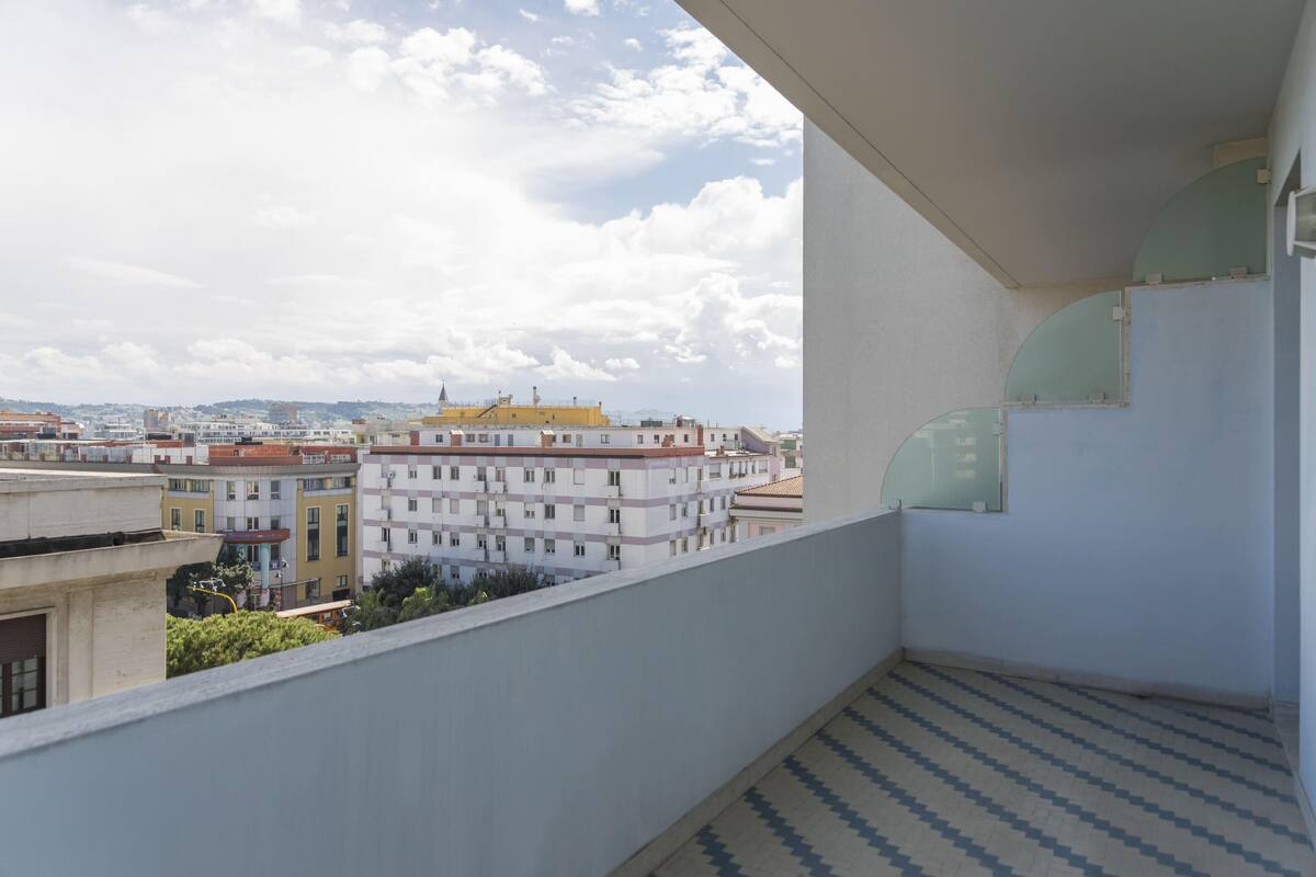 Edredons de pluma, cofres nos quartos, escrivaninha, cortinas blackout