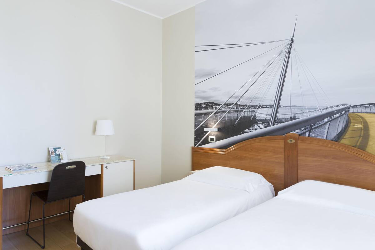 Edredons de pluma, cofres nos quartos, escrivaninha, cortinas blackout