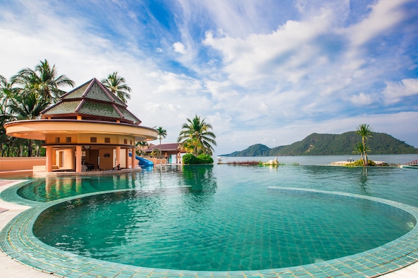 Piscina externa, guarda-sóis, espreguiçadeiras