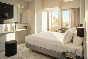 Camas de colchão pillowtop, minibar, cofre no quarto 