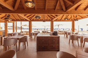 2 restaurantes, almoços servidos, cozinha internacional 