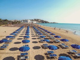 Uma praia privada, praia de areia branca, espreguiçadeiras 