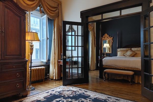 Suite Exclusiva (2nd floor, no elevator) | Roupa de alta qualidade, camas de colchão pillowtop, cofre no quarto