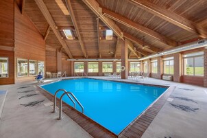 Piscina interior, espreguiçadeiras 