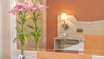 Minibar, berços/camas para crianças, Wi-fi grátis