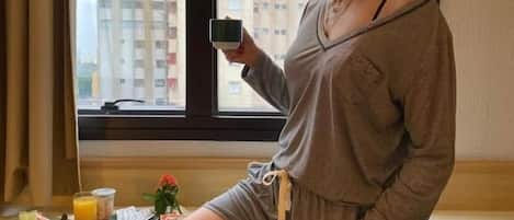 Frigobar, cortinas blackout, quartos à prova de som