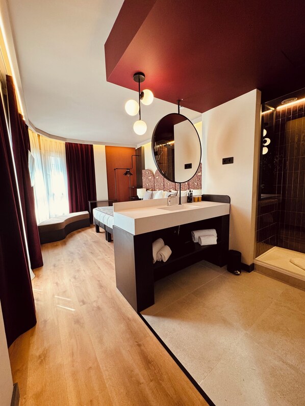 Quarto premium (with views) | Banheiro | Produtos de toalete biodegradáveis, secador de cabelo, toalhas de banho