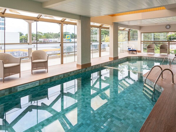 Piscina interna, funciona das 7h às 22h, espreguiçadeiras