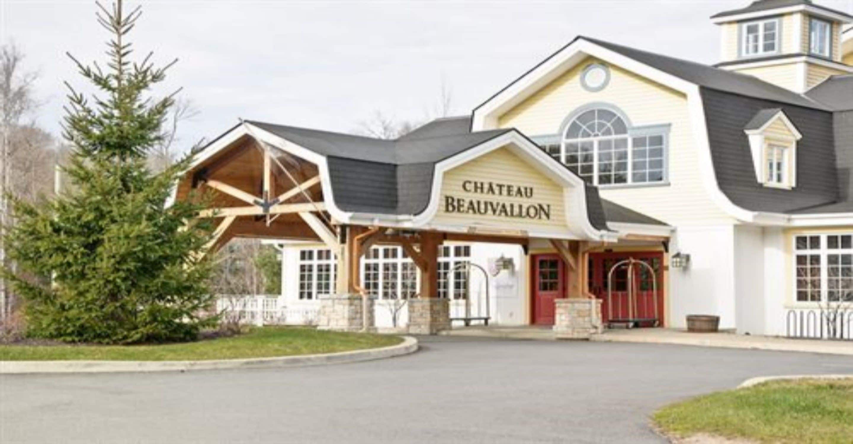 Chateau Beauvallon, um edifício grande com entrada notável, varanda coberta e placa com seu nome.
