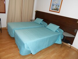 Escrivaninha, ferros/tábuas de passar roupa, berços (sobretaxa)