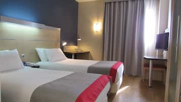 Quarto standard, 2 camas de solteiro (Free Breakfast) | Escrivaninha, berços grátis, Wi-Fi de cortesia, roupa de cama