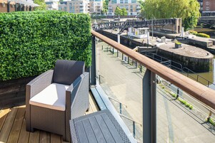 Quarto premium, 1 cama King, sacada (Canal View) | Comodidades do quarto