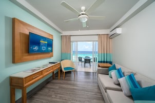 Suite, 1 quarto, vista para o oceano, junto ao mar | Sala de estar | Televisor