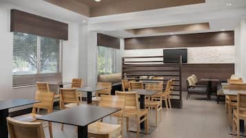 Café da manhã com buffet grátis todos os dias