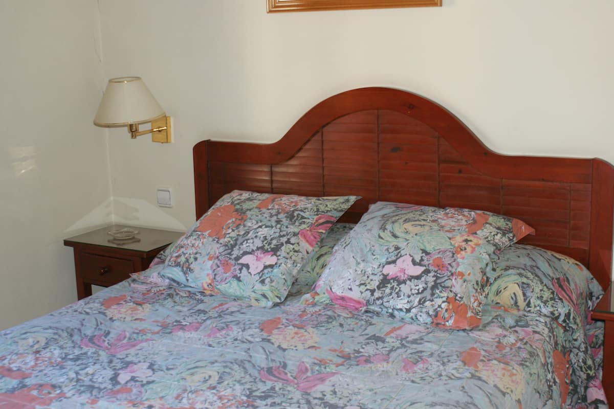Quarto solteiro standard | Escrivaninha, cortinas blackout, berços grátis, Wi-Fi de cortesia