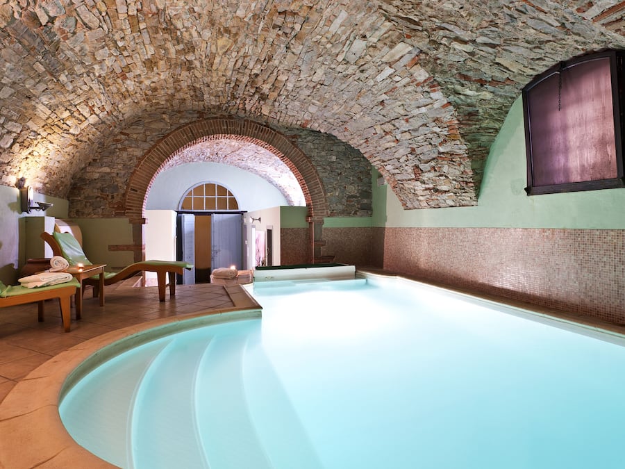 Piscina interior, piscina exterior sazonal, espreguiçadeiras