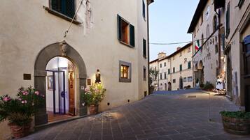 Fachada do alojamento (tarde/noite)