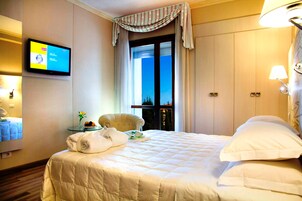 Roupa de alta qualidade, cofre no quarto, secretária 