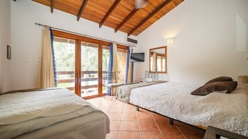 Quarto Triplo Standard | Lençóis de algodão egípcio, camas de colchão pillowtop, cofre no quarto