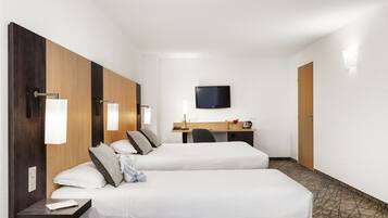Quarto Triplo Básico, adaptado para pessoas com dificuldades de mobilidade | Cofre no quarto, secretária, quartos insonorizados