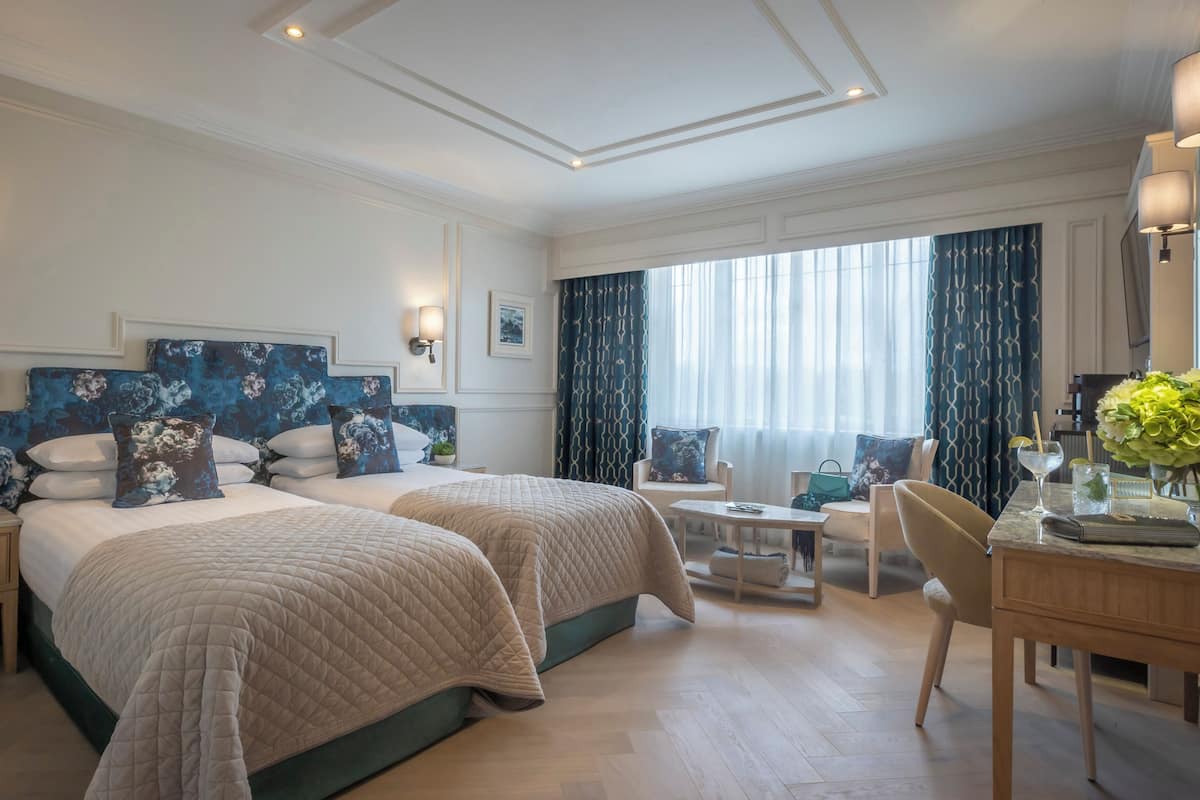 Quarto Twin Deluxe, 2 camas individuais | Cofre com capacidade para portátil, secretária, quartos insonorizados