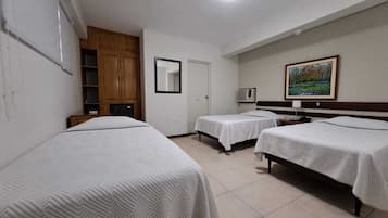 Quarto Triplo | Minibar, cofre no quarto, secretária, cortinas/cortinados opacos