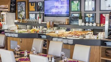 Café da manhã com buffet todos os dias (EUR 12 por pessoa)
