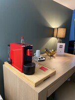 Quarto quádruplo superior | Roupas de cama premium, escrivaninha, espaço de trabalho para notebook